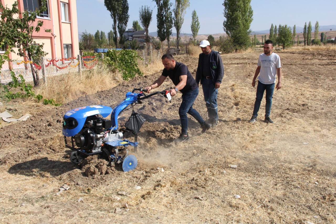 Konyalı çiftçilere el traktörü