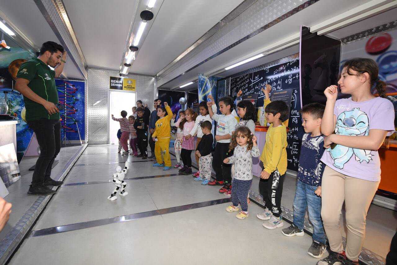 Bilim TIR'ı deprem bölgesinin birçok ilçesinde çocuklarla buluştu