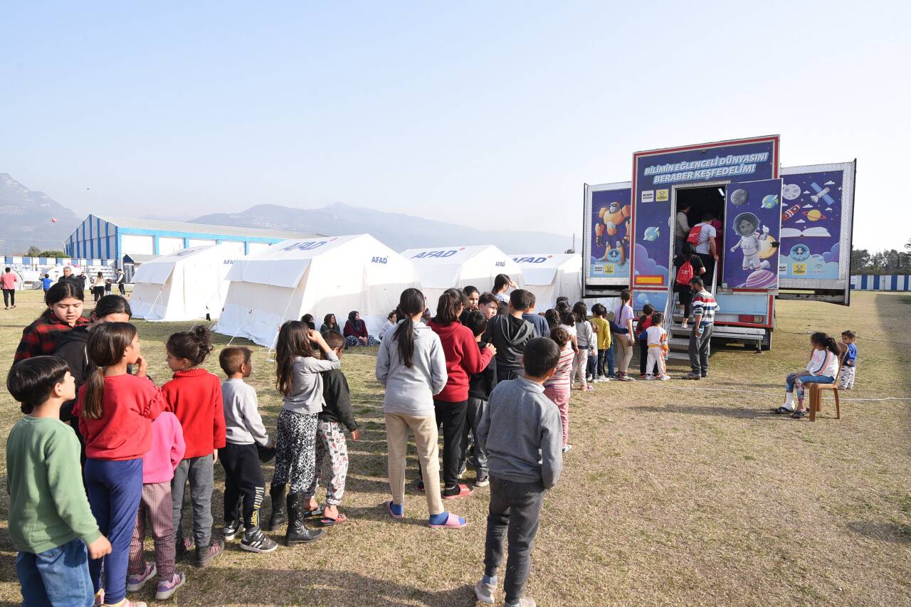 Bilim TIR'ı deprem bölgesinin birçok ilçesinde çocuklarla buluştu